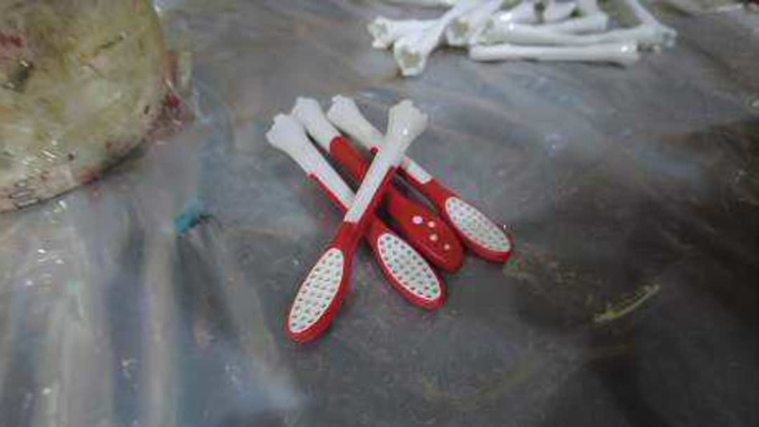 TPR软胶牙刷头注塑实拍-JTT250立式注塑机注塑成型