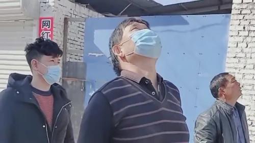 大衣哥带居民出来探索,这些电线一定要确保安全,不能在过年前出事故