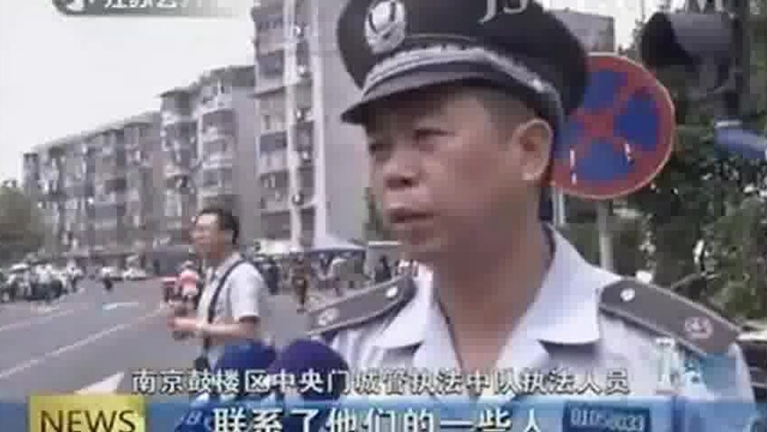 实拍水果摊主持钢管阻挠城管执法 现场混乱不堪