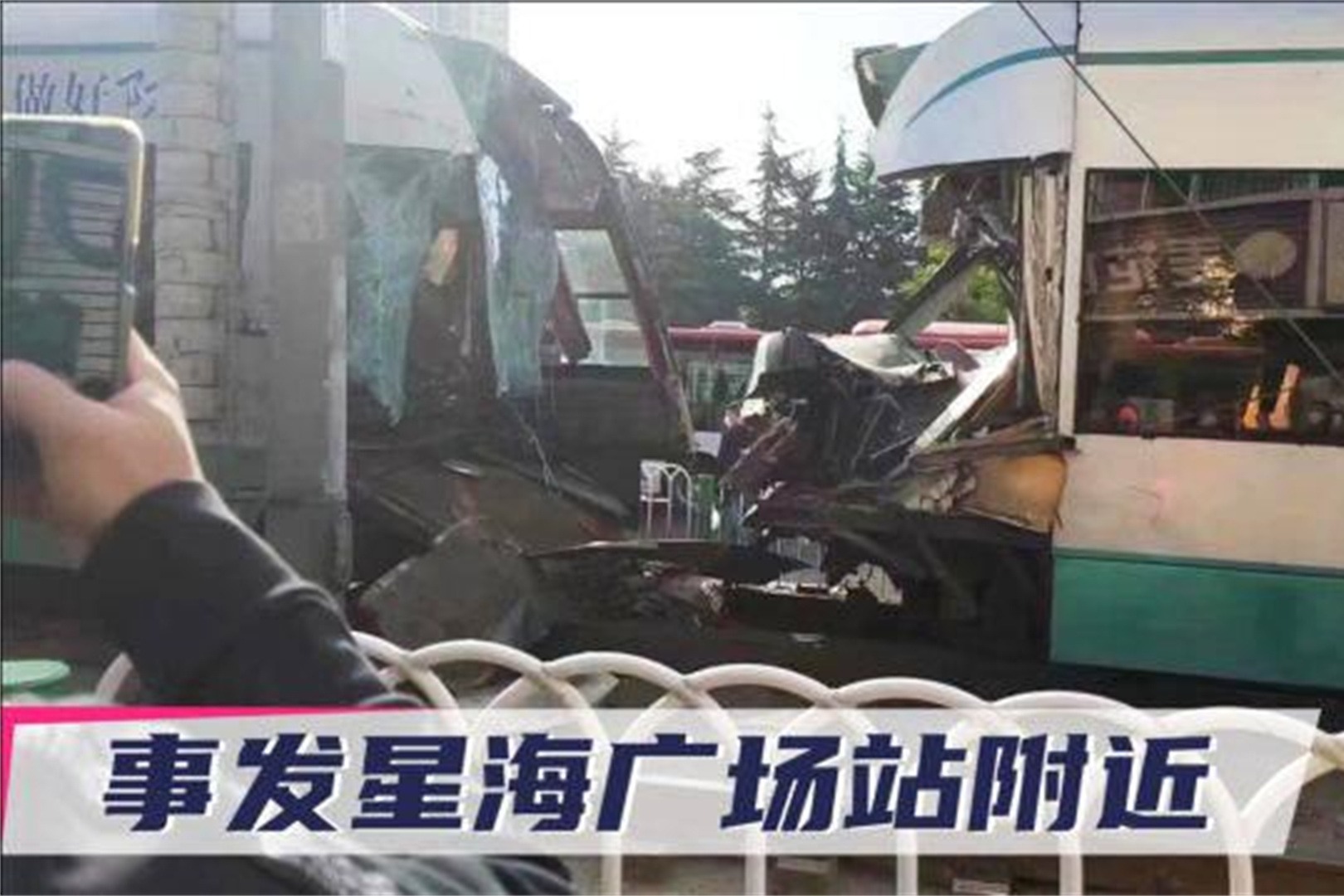 大连两辆有轨电车相撞,目击者:车头被撞平,有几名伤者被抬走了