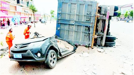 “变形金刚”真实版上演,运沙货车侧翻埋住路边小轿车!