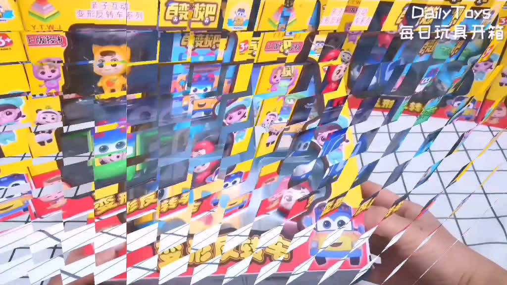 开箱试玩可以变形的百变校巴玩具!还带超可爱的人物公仔和卡片哦!