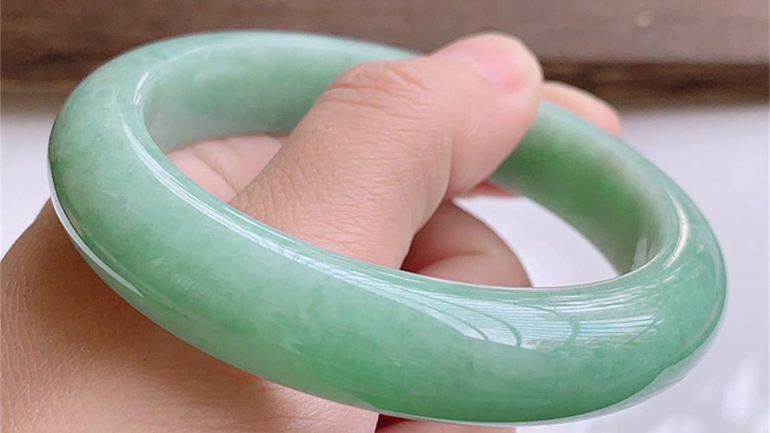 新手买翡翠手镯,如何鉴别真假?实用小办法教会你