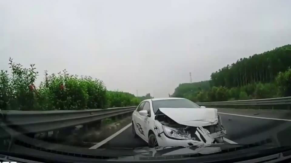 行车记录仪:我开车就看不惯两种人,插队的和不让我插队的!