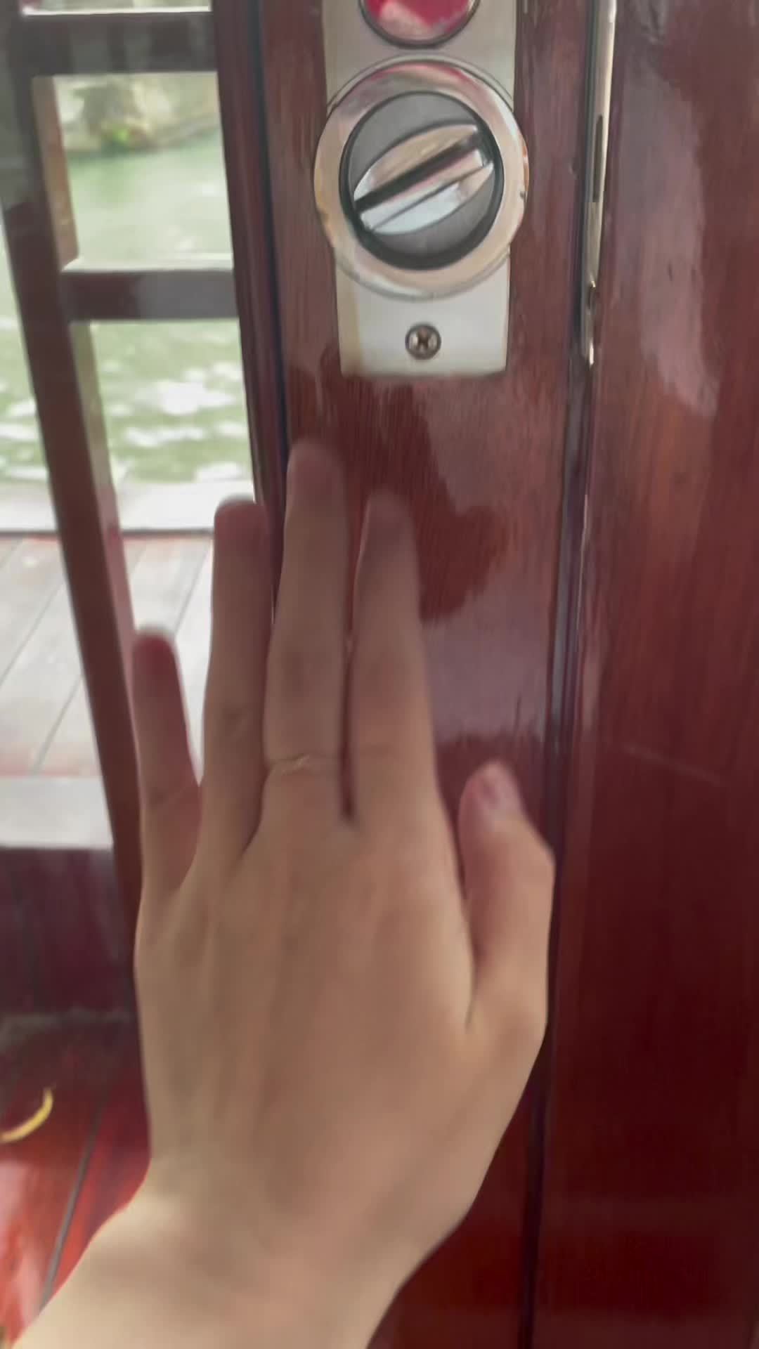 我推开木门,穿过彩云桥,将映入眼前的“绿波廊烟波摇晃”送给你
