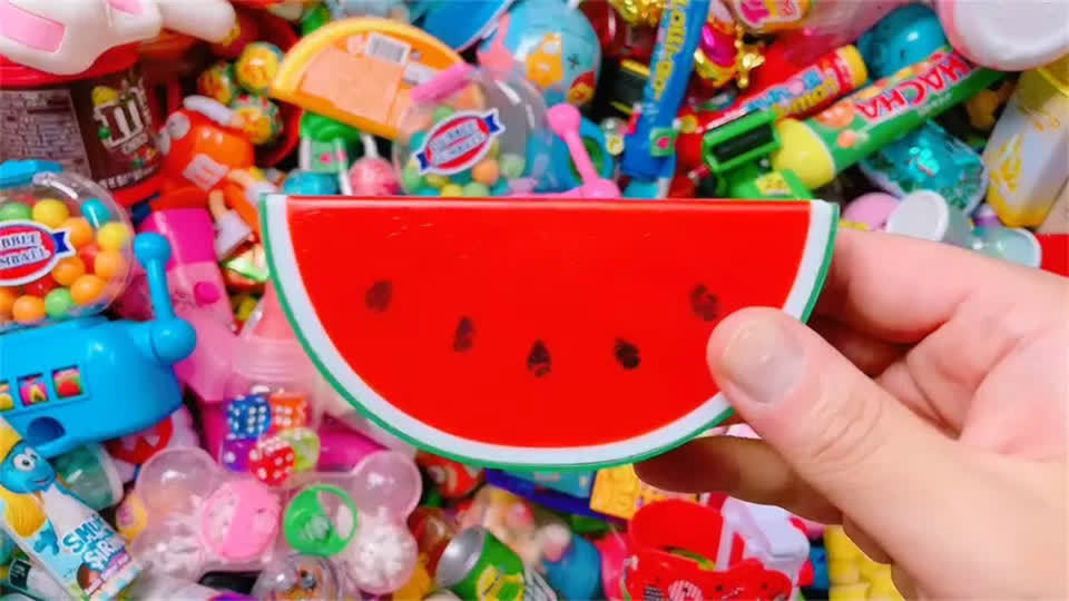 姐姐试吃汉堡包糖果、猴子糖果、西瓜盒装糖果等
