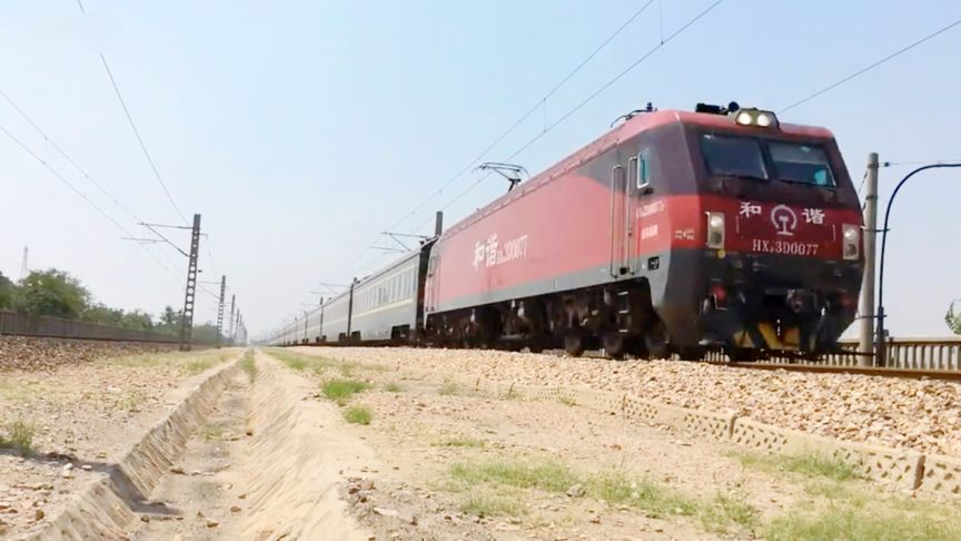 飙到140的火车有多快?成都至北京西Z50次在京广线上高速运行