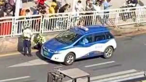 10岁女孩被出租车撞倒后拖行数米 送医抢救无效死亡