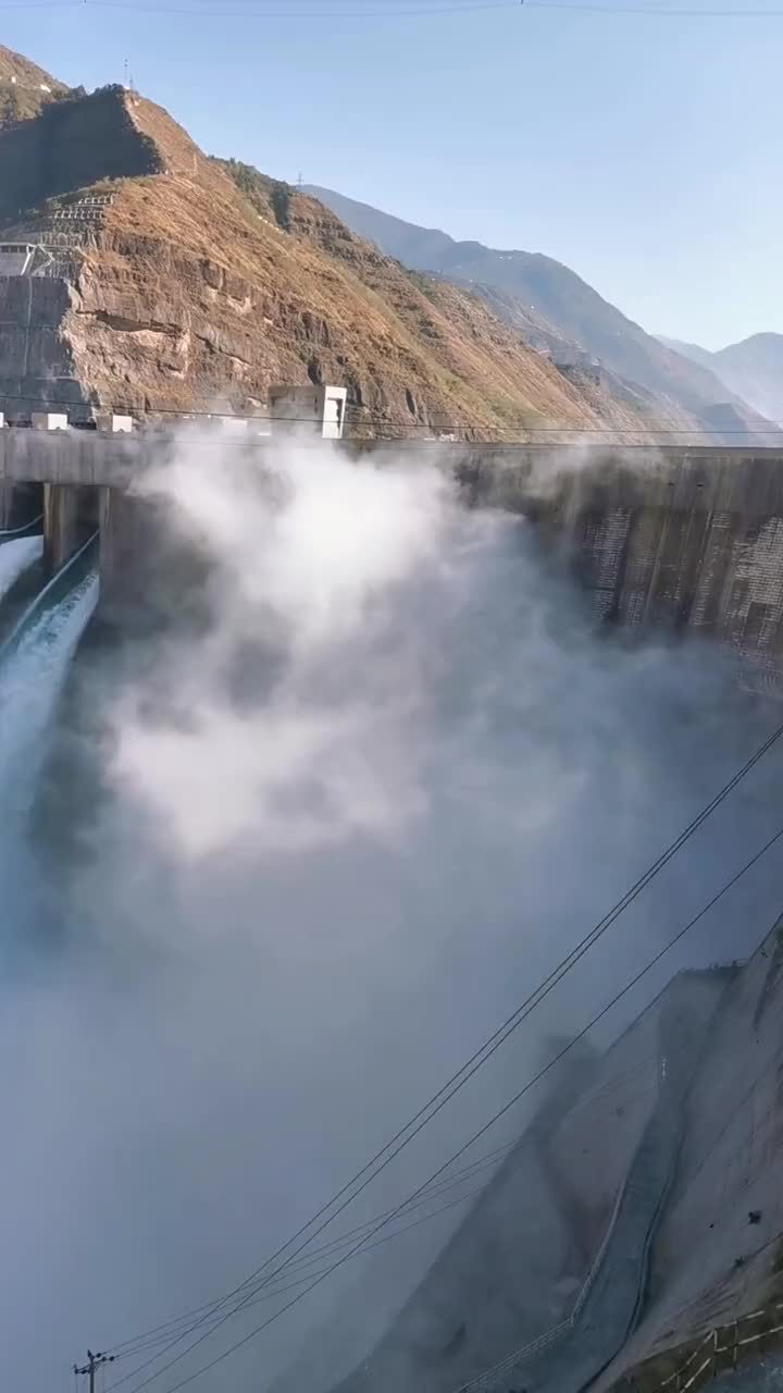 白鹤滩水电站蓄水位高程825米,表孔六孔过流壮观场面!