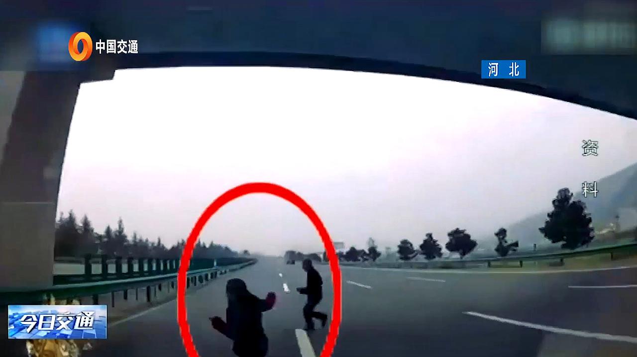 惨痛教训!小学生横穿马路直接被车撞飞!同伴被吓得赶紧逃跑!