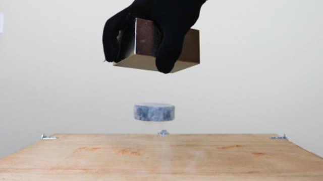 液氮冷冻过的超导体遇上强大的钕磁铁会发生啥?老外进行奇妙磁悬浮...