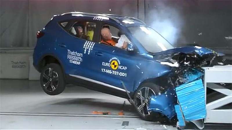 都快撞飞起来了，结实不结实试一下就知道了！名爵ZS国外碰撞测试