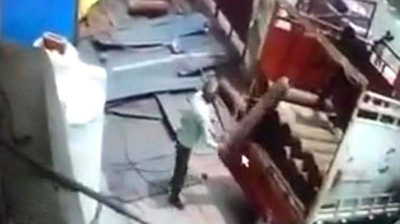 工人失手摔落氧气瓶酿爆炸 当场遭炸飞身亡