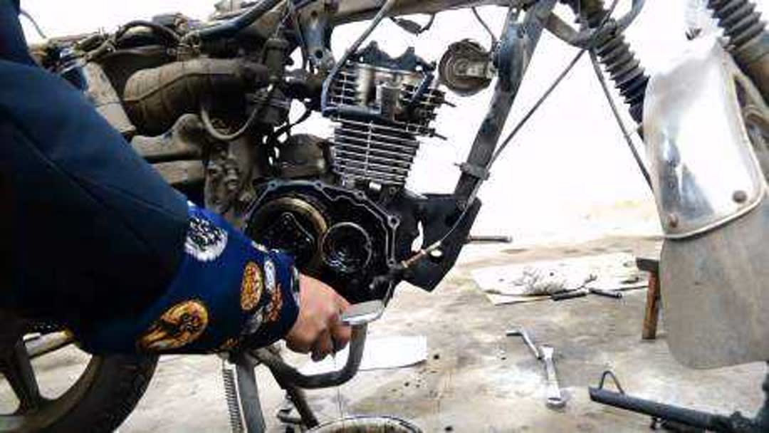 男式跨骑摩托车维修第21课,机油是怎样过滤,机油滤清器工作原理