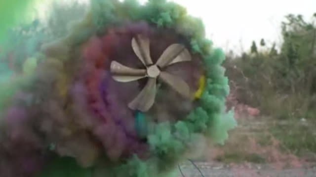 视觉盛宴!将彩烟棒绑在风扇上点燃,分分钟让你进入仙界