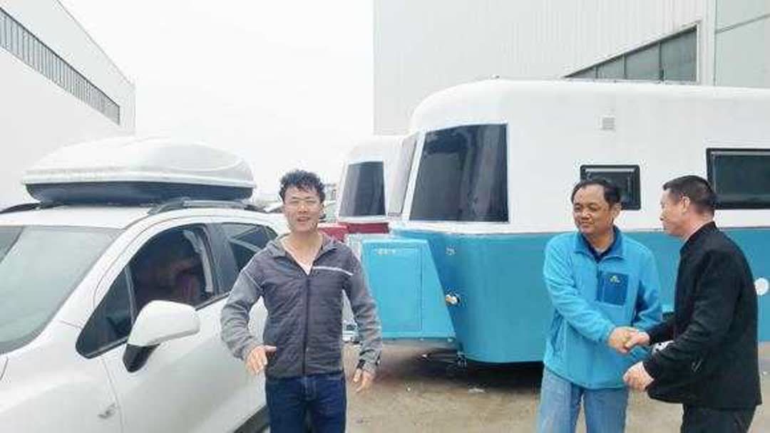 青海小哥不买房?买台房车回去日子过的很滋润