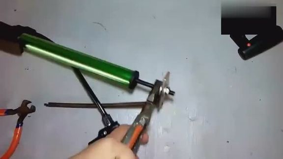 小伙用充气筒做了一个自动关门器,这个创意给几分