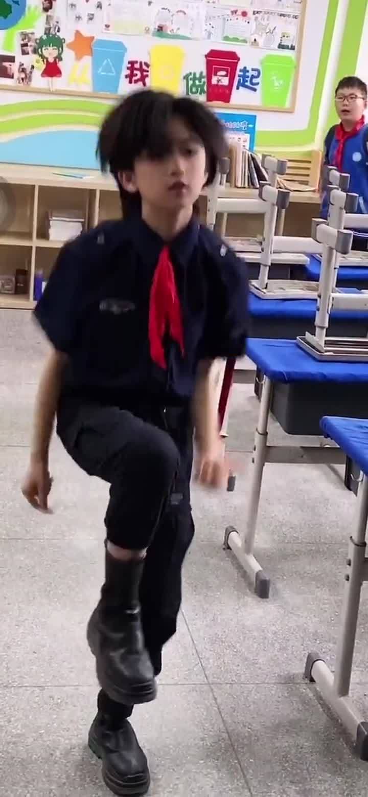 4年级2班的同学来报道了运动会开场舞排舞刚学爵士两个月...