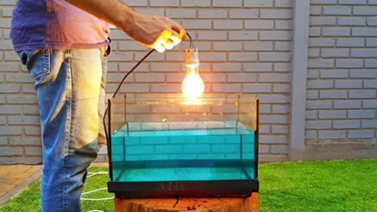 趣味实验:把通电的灯泡放入水中,要是再放点鱼就好看了