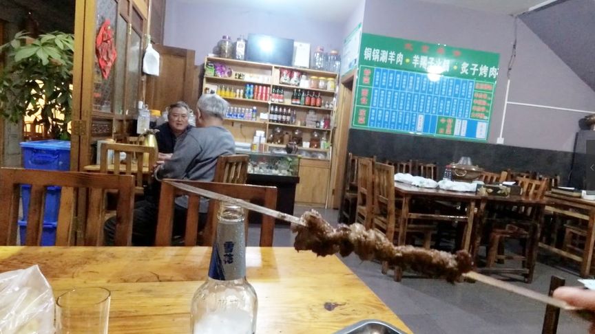 古镇里这家北京餐馆独有的增值服务,边吃还能边听老板侃大山