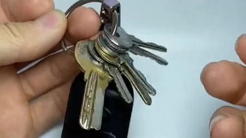 你绝对没有见过的智能锁,上面没有钥匙孔,开锁方式用手机控制很方便