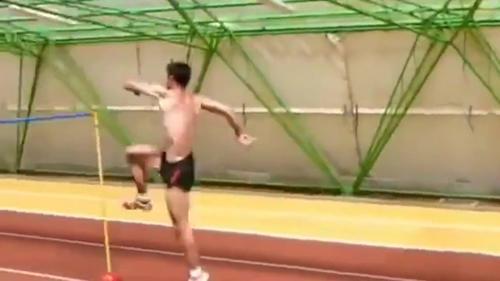 外国小哥这个栏跨的,属实是令我大开眼界了,这是练过轻功吗?