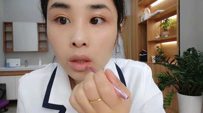 听到要直播讲座的通知,大婷马上着急开始化妆,两分钟速度搞定!