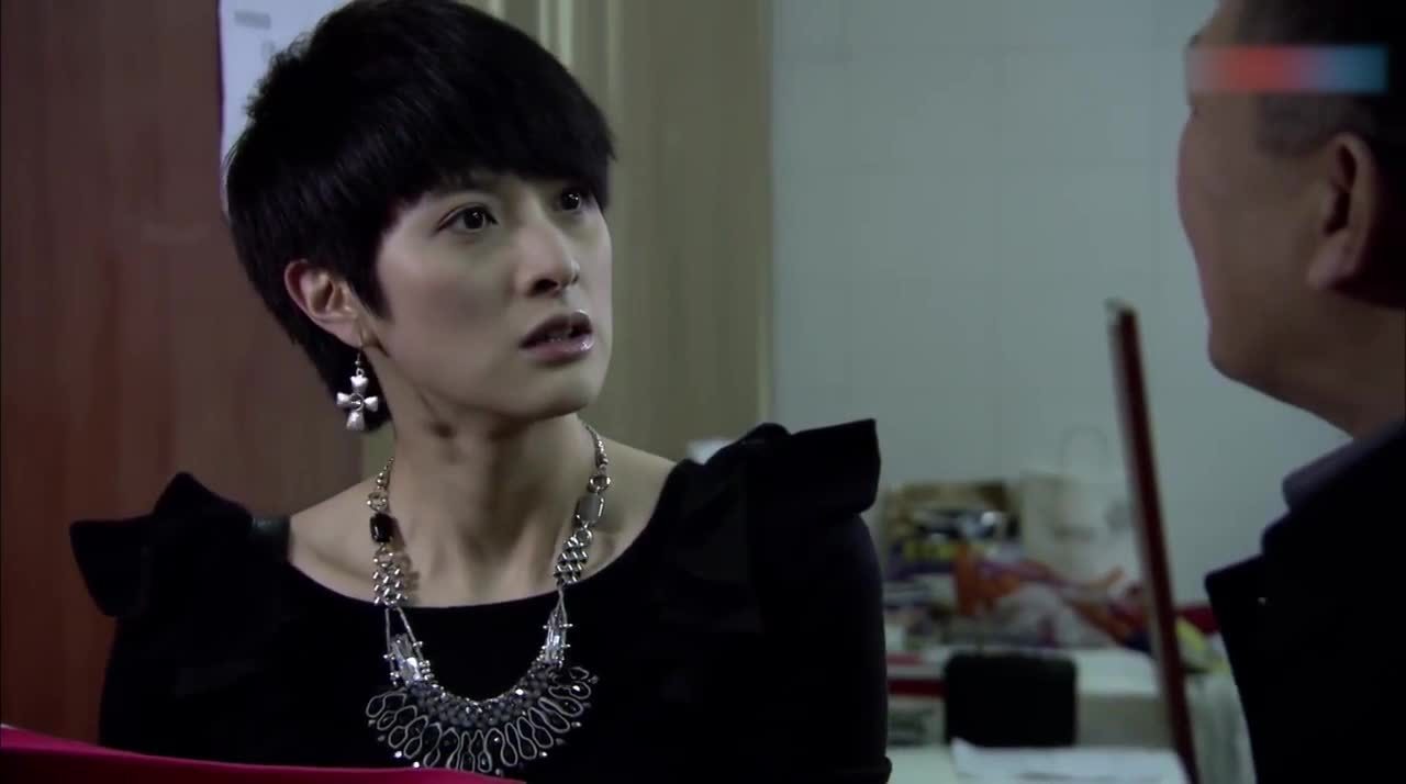 美女和女儿长得一模一样,亲爹把她带回家,女儿看懵:太像了!