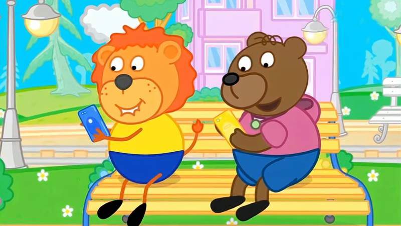 小狮子和好朋友小熊一起在公园长椅上玩手机游戏,卡通儿童简笔画