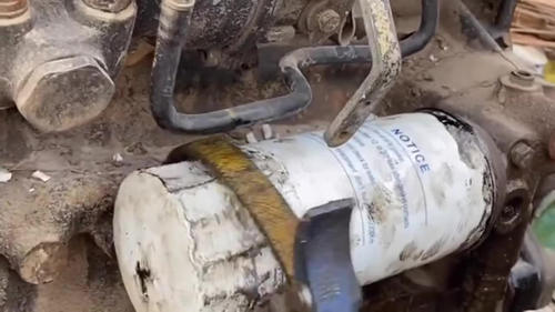 有的机油滤安装的很刁钻,拆卸的时候需要手,二手车贩子发明的工具简单又实用!