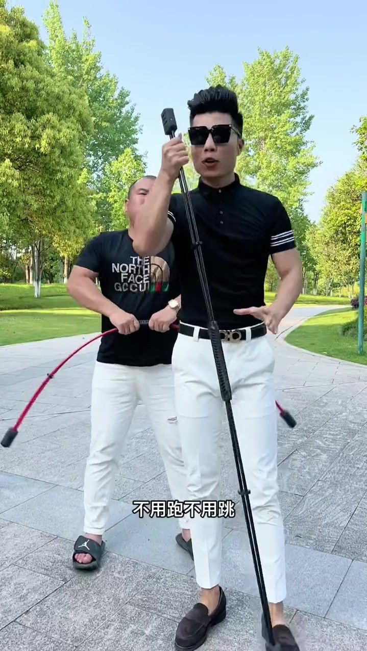 一起来锻炼双杆飞力士棒
