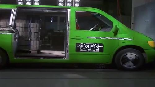 面包车拉货多危险?看奔驰Vito碰撞测试