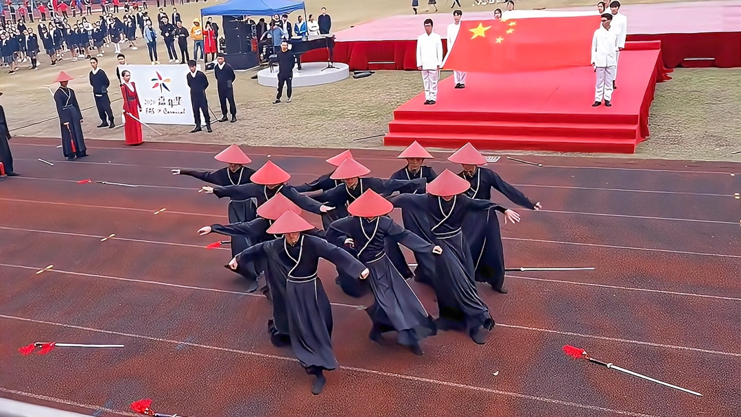 高中运动会入场式剑舞《刀剑如梦》,舞蹈好看,拍摄者对白更经典
