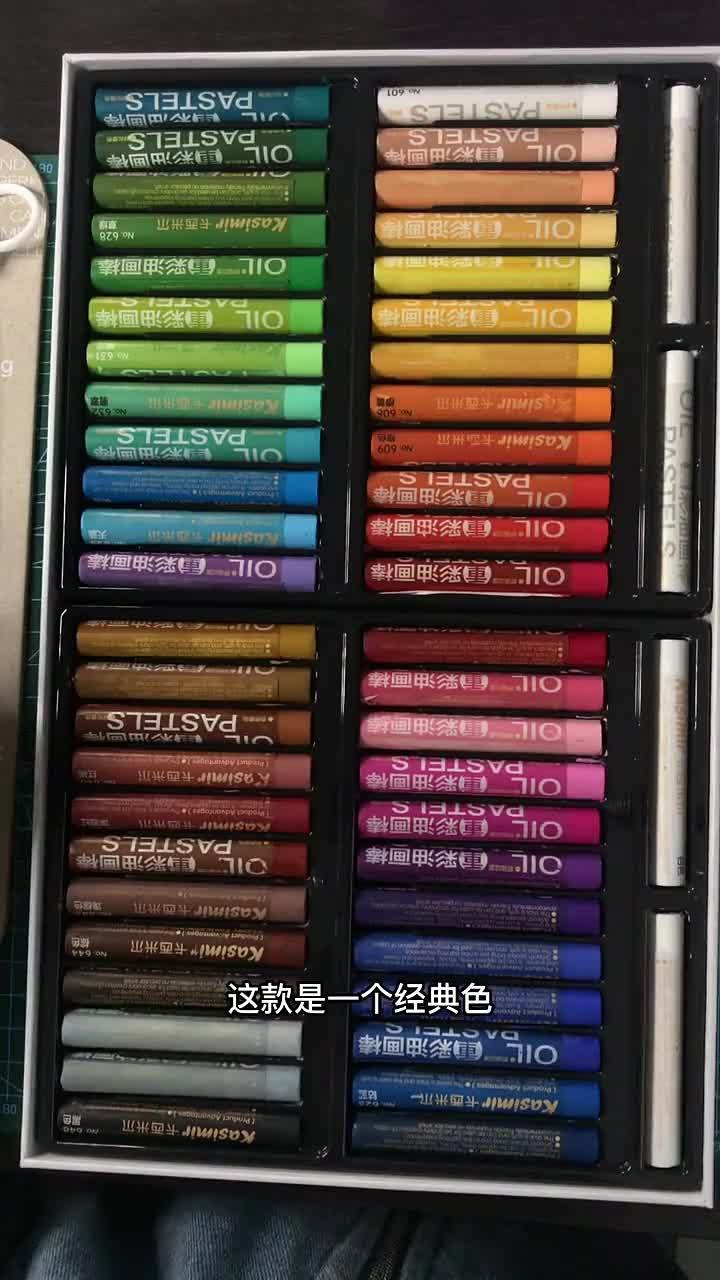 一起学画画油画棒小时候用油画棒画画感觉有点土,长大看别人用油画棒画画就很潮透明那个是画纸,纸板是垫板,我土狗了