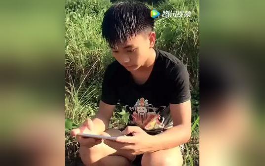搞笑视频学人飞行,吓尿了怎么死都不知道