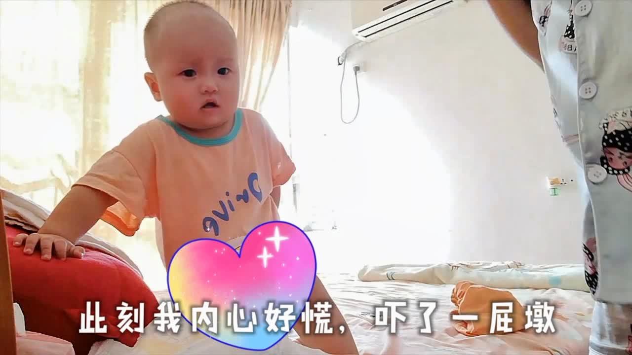 给十一个月小婴儿换尿不湿,他全程不配合,一脸愁眉太逗了