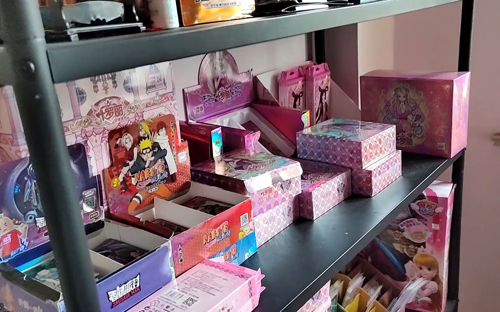 张小于终于开学了,妈妈高兴清空所有半盒叶罗丽卡牌,超多稀有卡