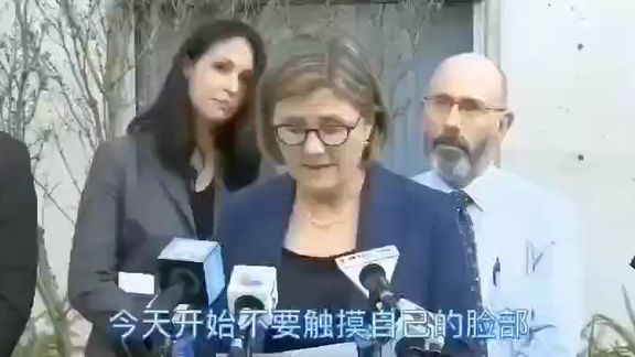 一边宣传新冠病毒的传播途径,一边自己示范!