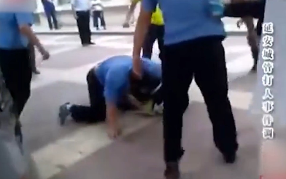 2013年,陕西延安城管暴力执法,跳起踩跺商贩头部