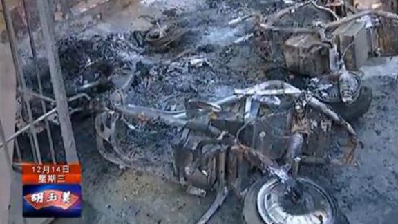 安庆:三辆电动车被烧成骨架 大火熏黑居民家谁负责修复?