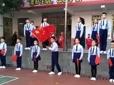 学校升国旗的仪式上演出