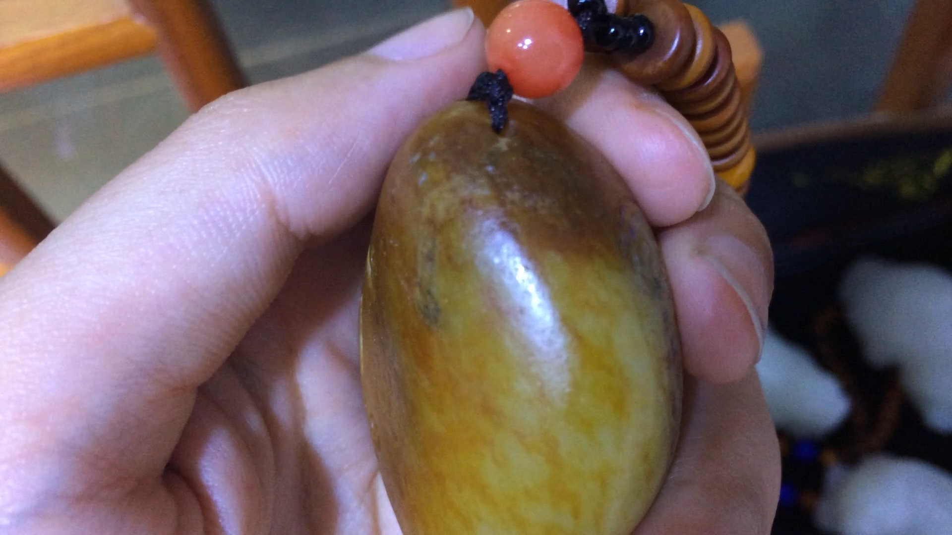 和田玉籽料的皮带扣,经过巧雕后300变3000。