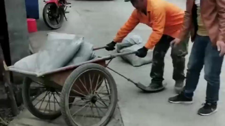 手推车自带脚刹功能,这波操作太危险了!