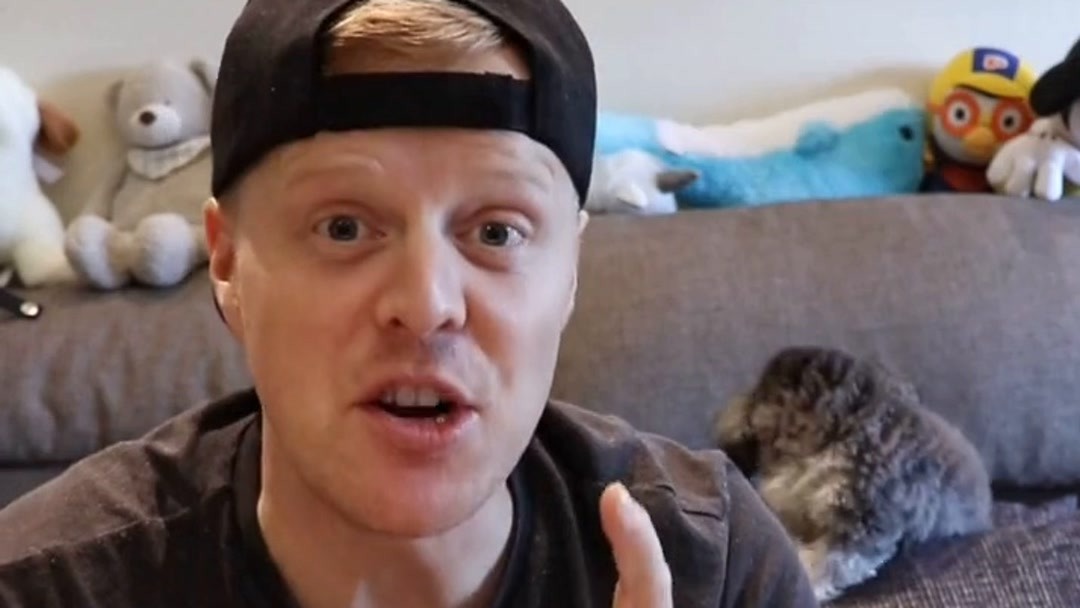 中外家庭挑战——挠脚心。