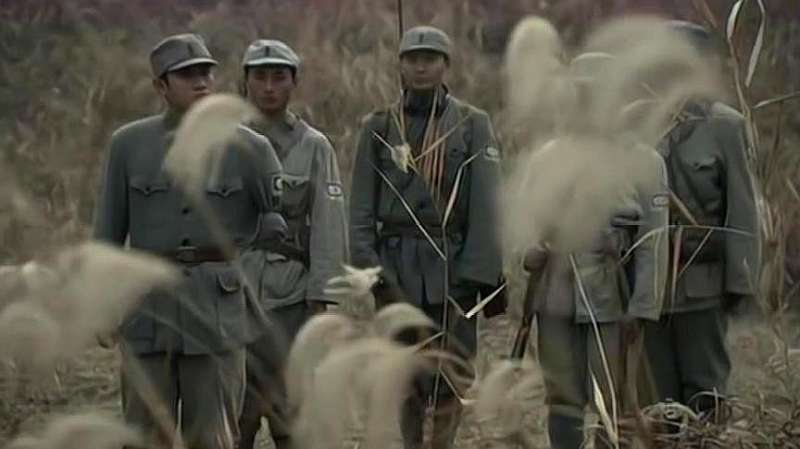 周卫国挖出日军降落伞,确认敌军数目后,他竟做出了这样的决定!