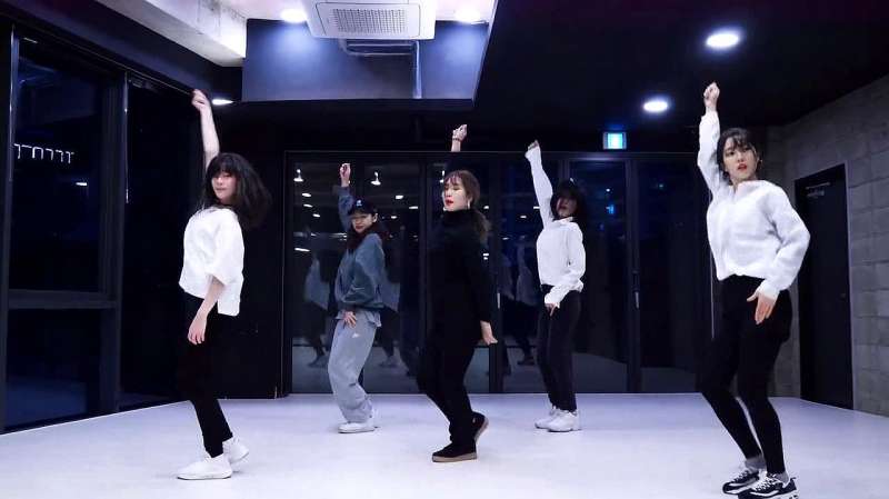 超火的舞蹈《Woman》,简单易学的流行舞蹈视频,赶紧来学吧!