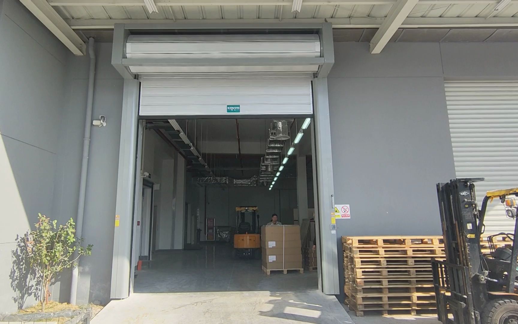 苏州外资企业安装肯夫门业铝合金涡轮硬质快速卷帘门