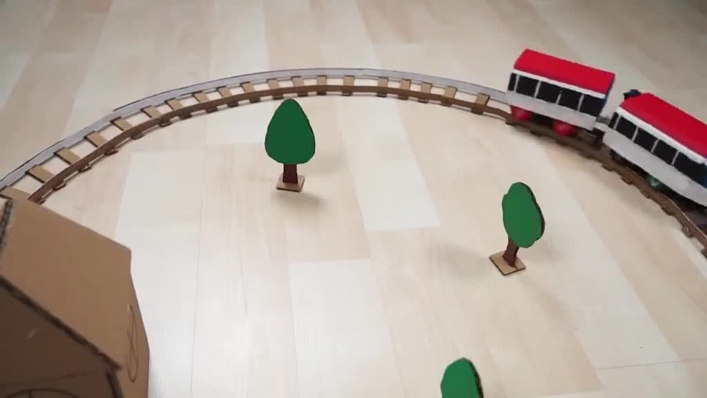 米趣实验室:达人教你用硬纸板和塑料盖制作电动火车,真有趣!