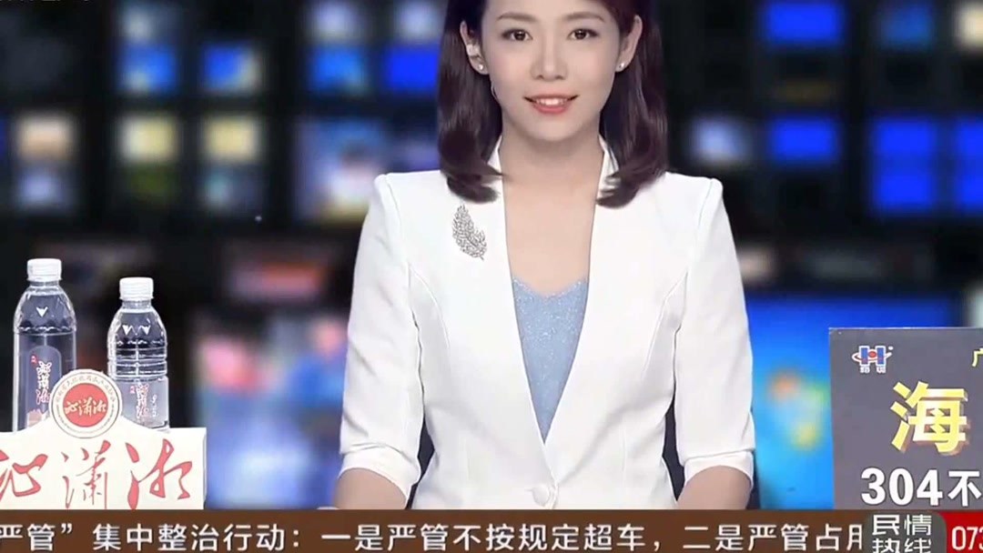 女学生晕倒在公交车车门处,监控记录这一暖心过程,为市民点赞!