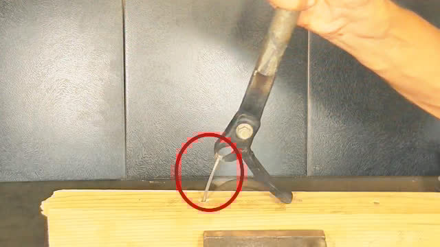 小哥10块钱成本做的起钉器,解决了羊角锤搞不定的事